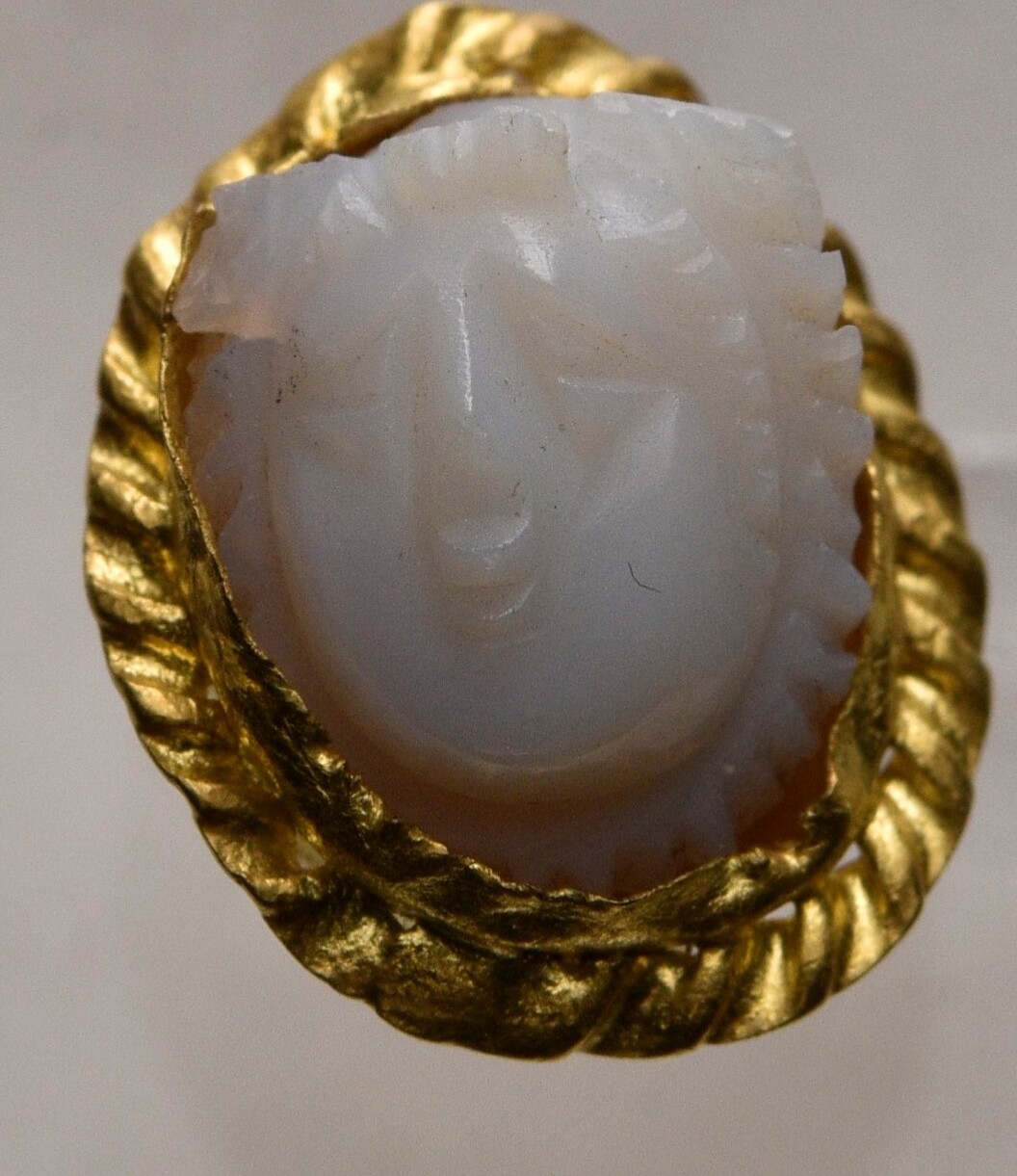 Objekte aus Gold Cameo mit Gorgoneion (weißer Achat), Rom 3. Jh. n. Chr ...